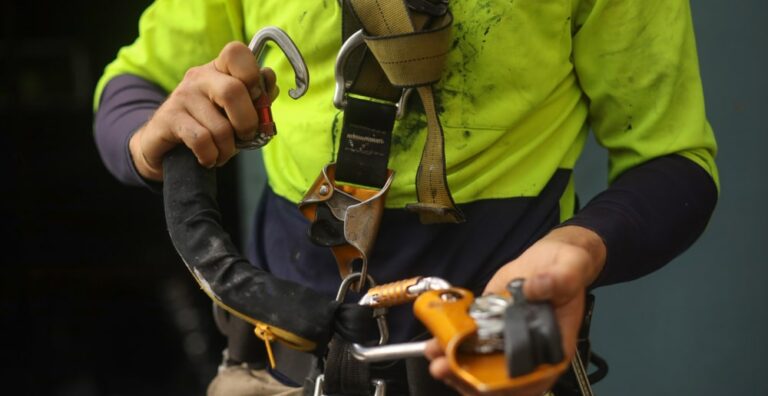 4 Reasons Why Construction Workers Need Fall Protection Training | AIP ...